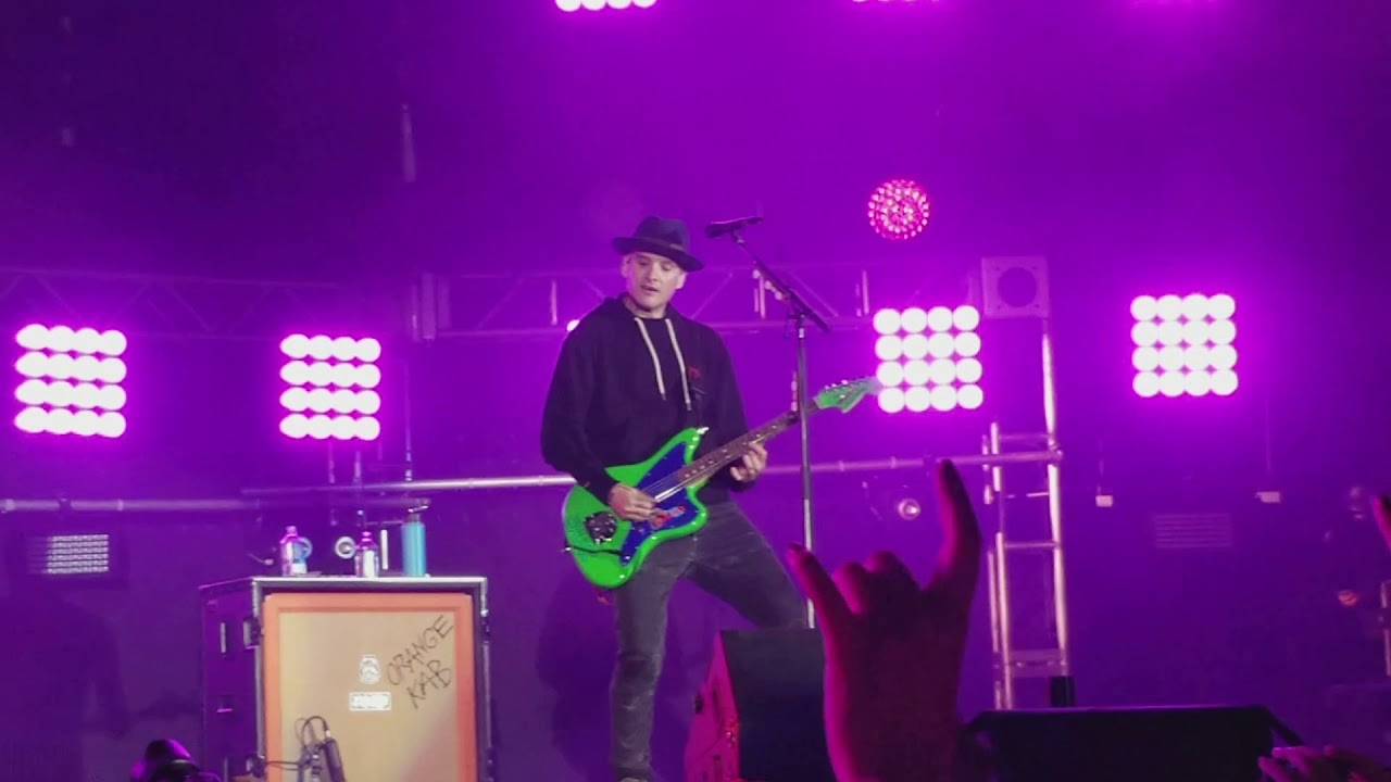 blink 182 - bohemian rhapsody KROQ winnie roast live 2018 - YouTube