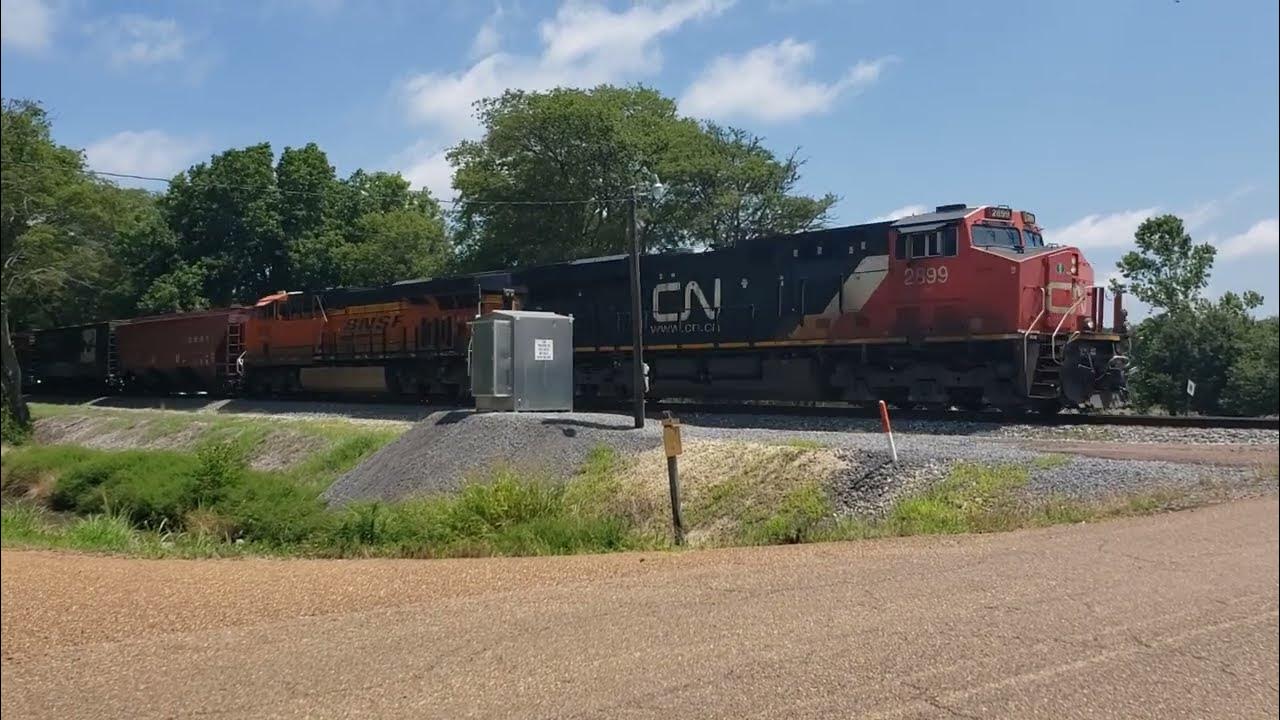 Canadian National 2899 & BNSF 8266 Freight Train - YouTube
