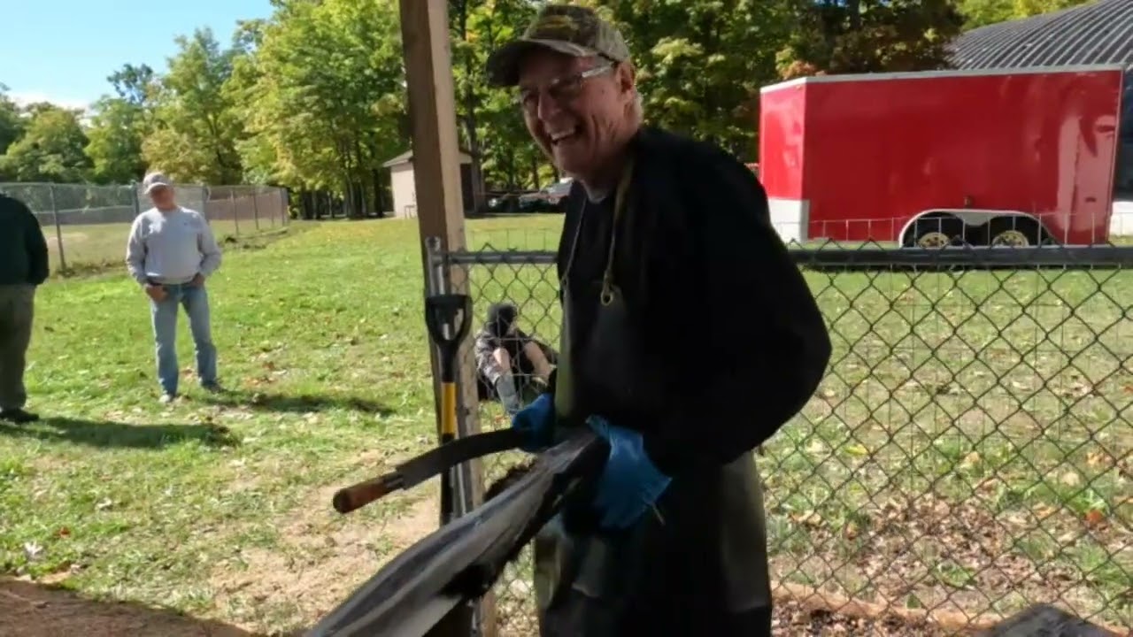 How to scrape a skunks tail so it doesn't break off - YouTube