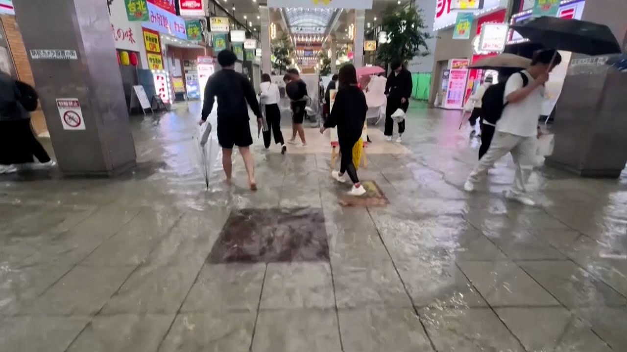 Heavy rain inundates streets, shops in southwestern Japan | VOA News ...