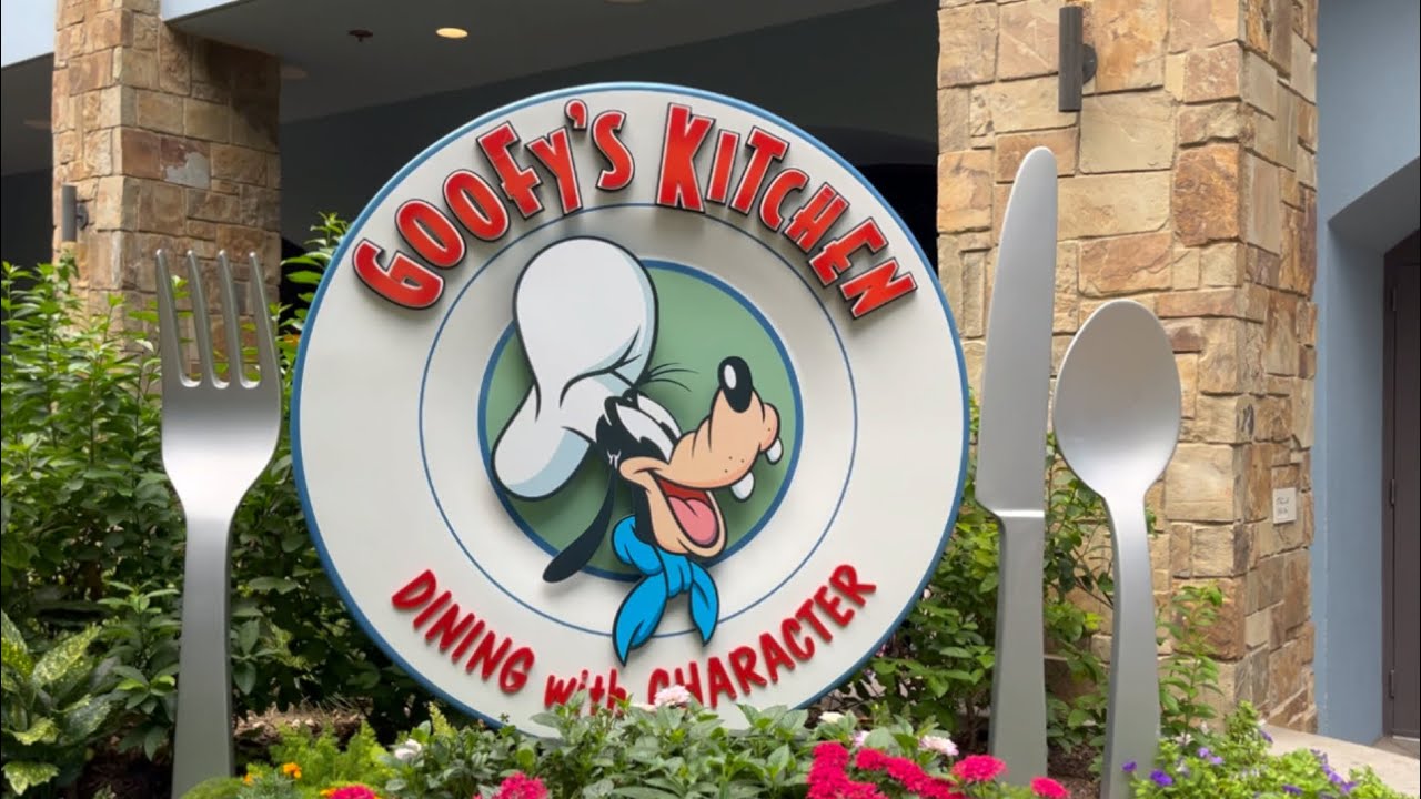 Goofy’s Kitchen Brunch Buffet - Disneyland Hotel - YouTube