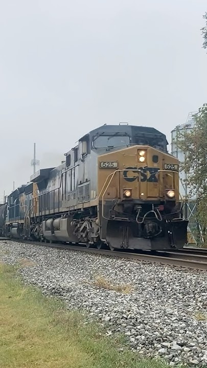 CSX 525 leading CSX L377 by Nappanee Indiana - YouTube