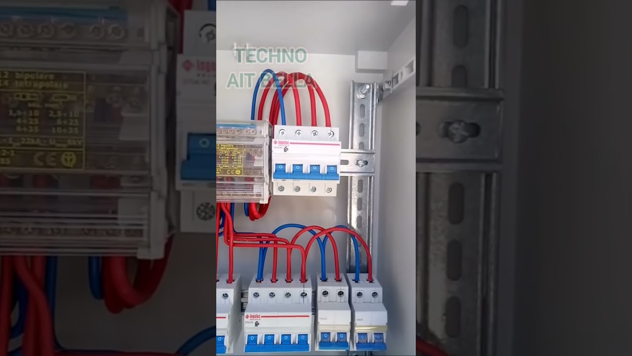 Tableau de protection électrique disjoncteur sur rail. Electrical ...