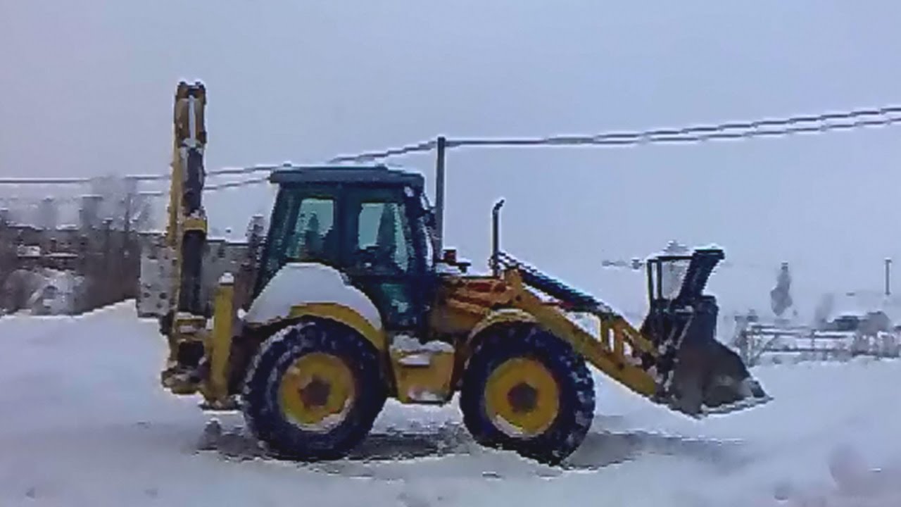 NEW HOLLAND LB115.B - backhoe snow drift - YouTube