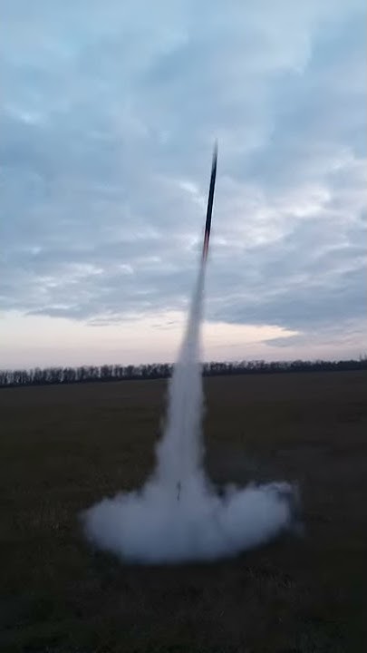 Полёт модели ракеты с бессопловым мотором на карамельном топливе - YouTube