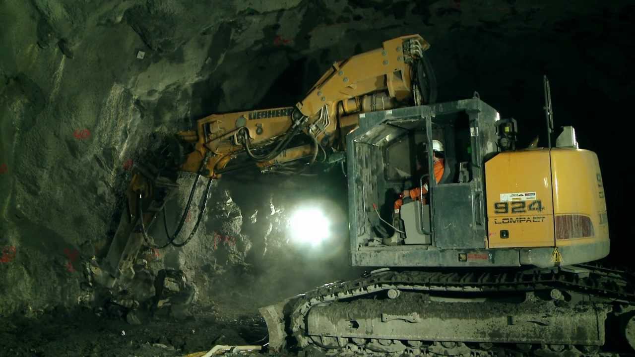 Liebherr - Raupenbagger R 924 Compact Tunnelgerät - YouTube
