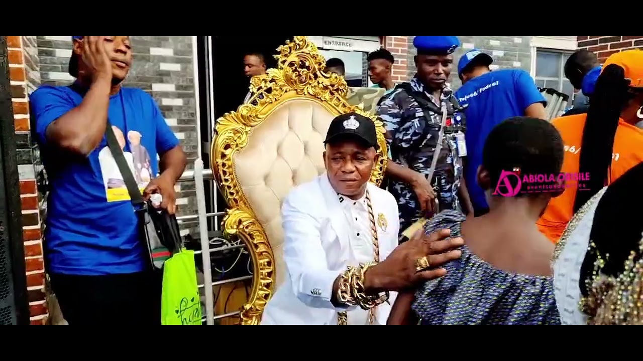 This is what Humble Royalty means..see what Oba Oniba of Iba potray at ...