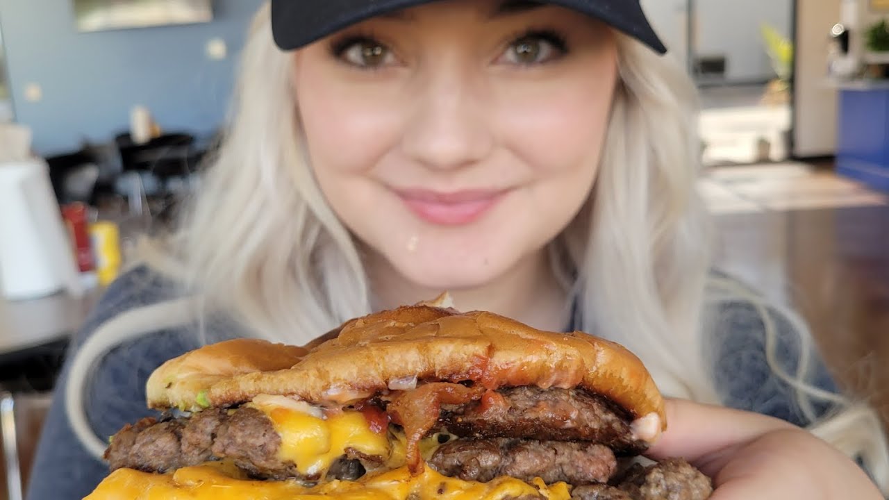 Behind thr scenes: Big burger at Michael's Burger & More - YouTube