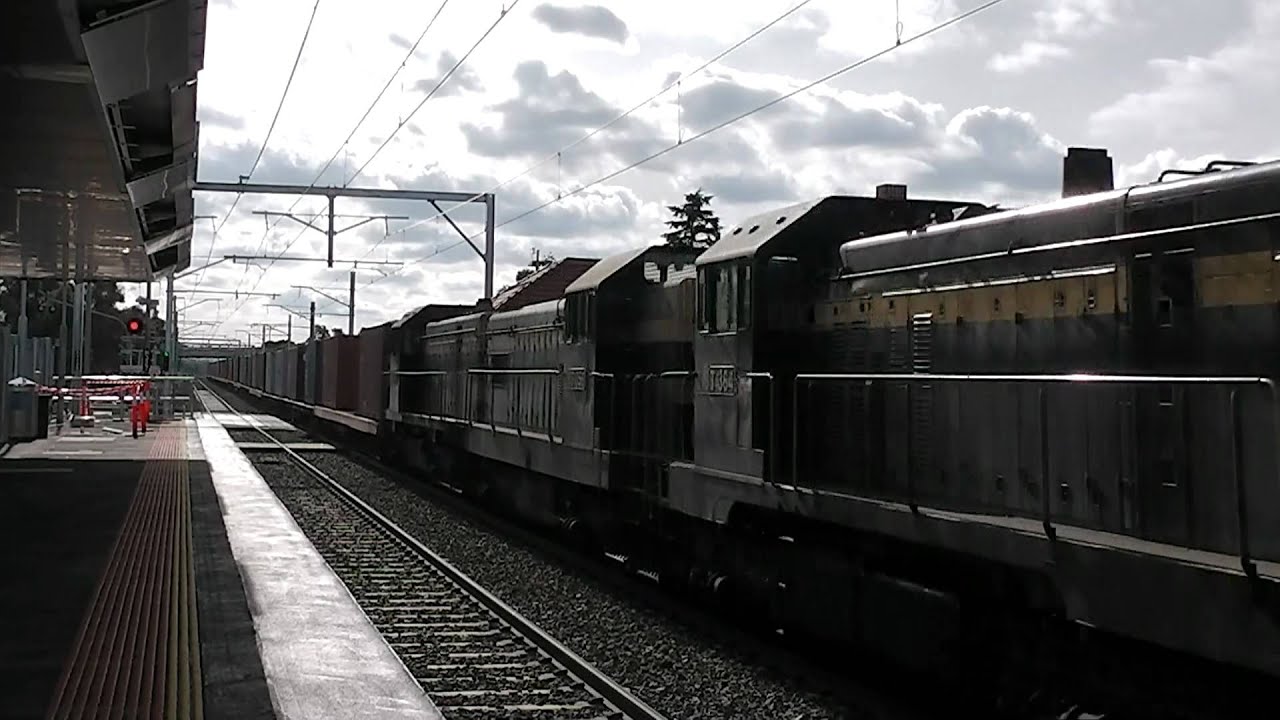 Australian Trains - QUBE Container train at Diggers Rest - YouTube