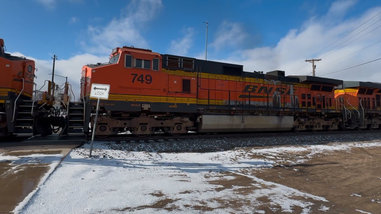 BNSF #6077 Lead’s The H-DDCDEN1-31A With EX Bonnet & CSXT Coil Car 1/1/2025. - YouTube