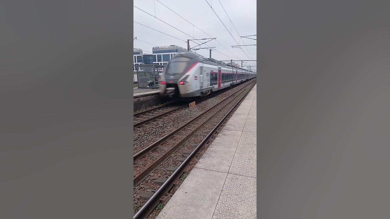 Passage d un TER FLUO Régiolis livré bleu/carmillon UM2 à Val de Fontenay Direction l Alsace ...