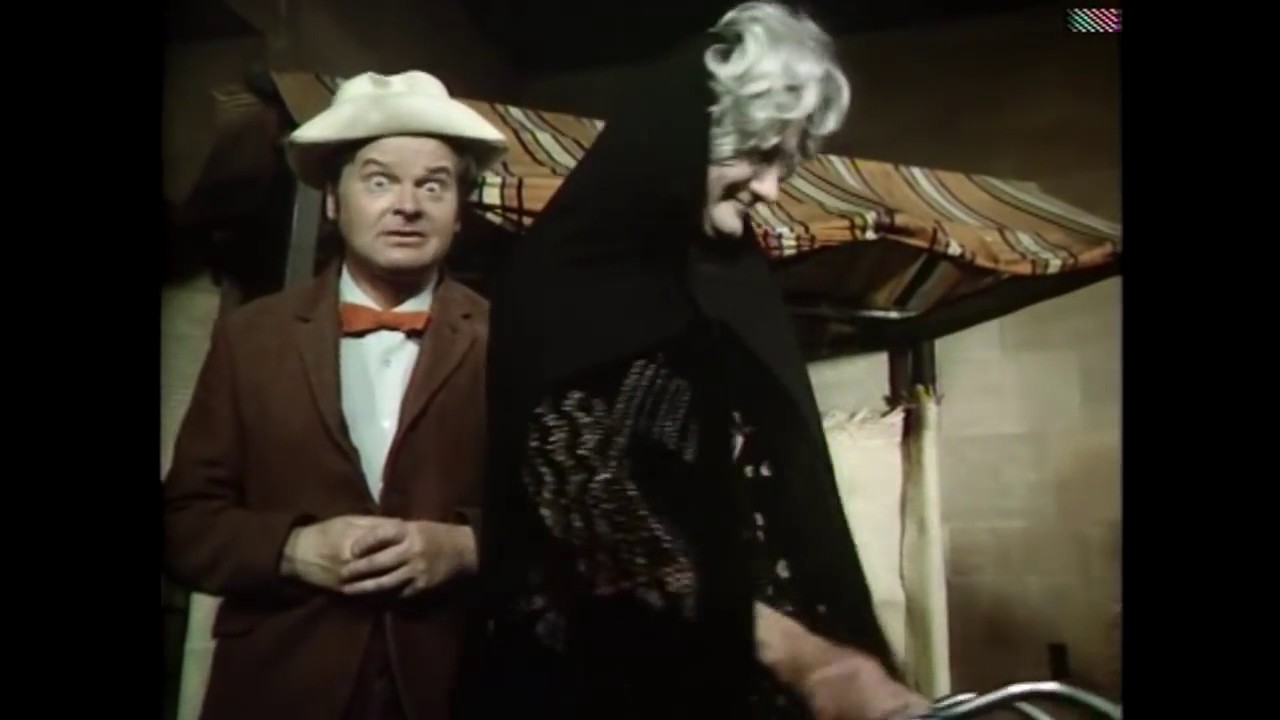 Benny Hill Fruit Stand 'Closing Chase' 1975 - YouTube