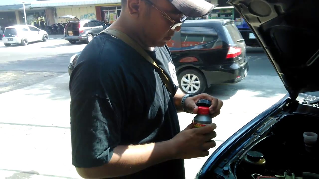 CARA MENAMBAH OLI REM MOBIL TARUNA Service on The Road - YouTube