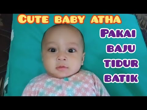 Cute baby Atha pakai baju tidur Batik