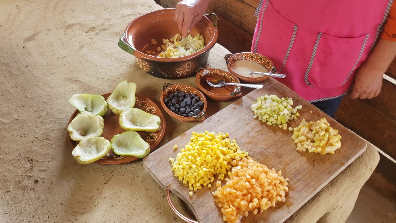 Ensalada de frutas (chayotes rellenos) en el rancho - YouTube