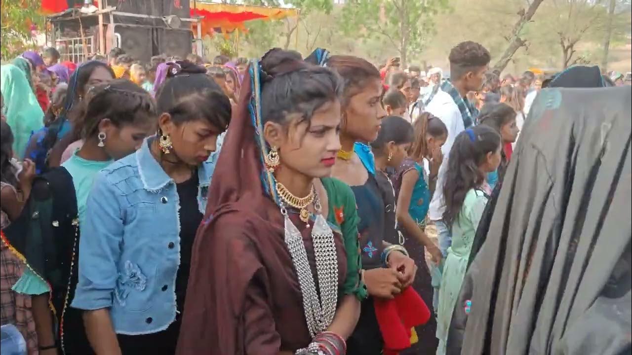 singer piru Bhai solaki ka aadivasi song dance video piru_solanki - YouTube