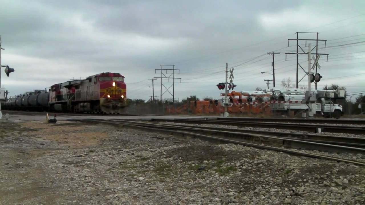 BNSF 767 Warbonnet in Dallas, Tx. © - YouTube
