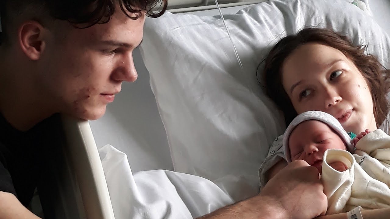 1er vidéo presentation + recit accouchement - YouTube