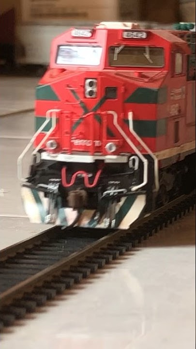 Ferromex ES44AC y SD70ACe escala HO - YouTube