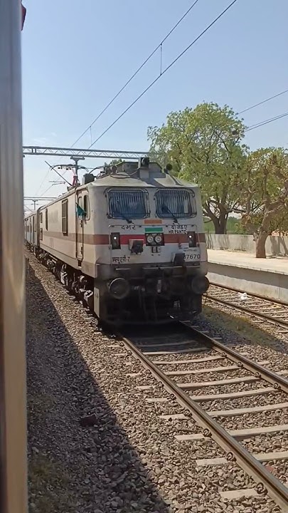 22737 Secunderabad - Hisar SF Express leading by 37670 Vijayawada WAP-7 #indianrailways - YouTube
