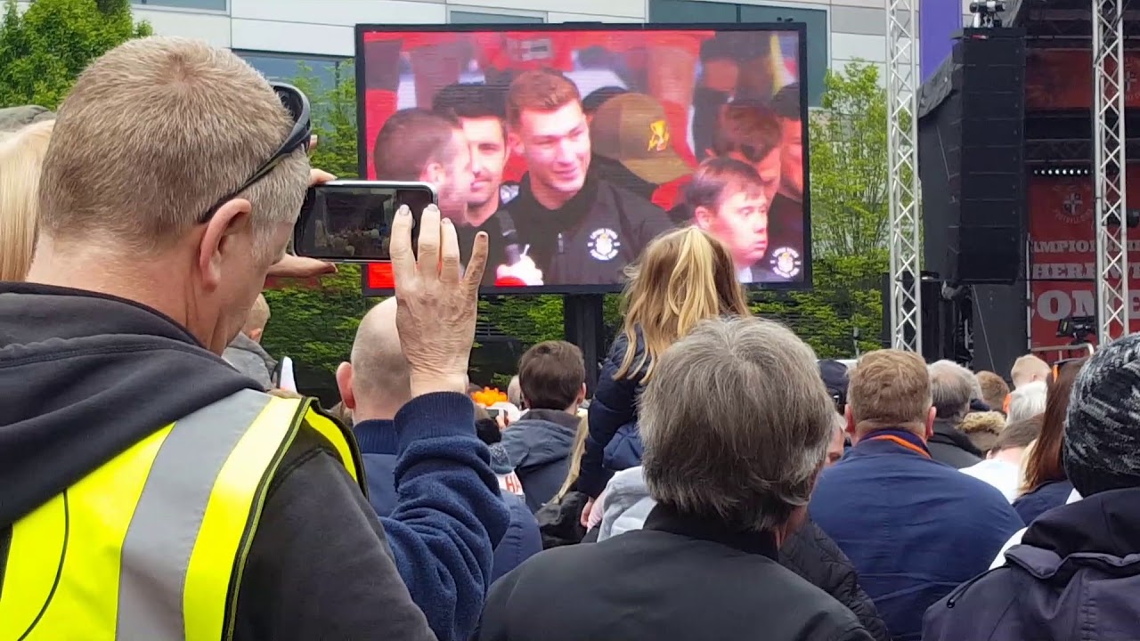ST GEORGE'S SQUARE- LUTON CHAMPIONS PARADE!!! - YouTube