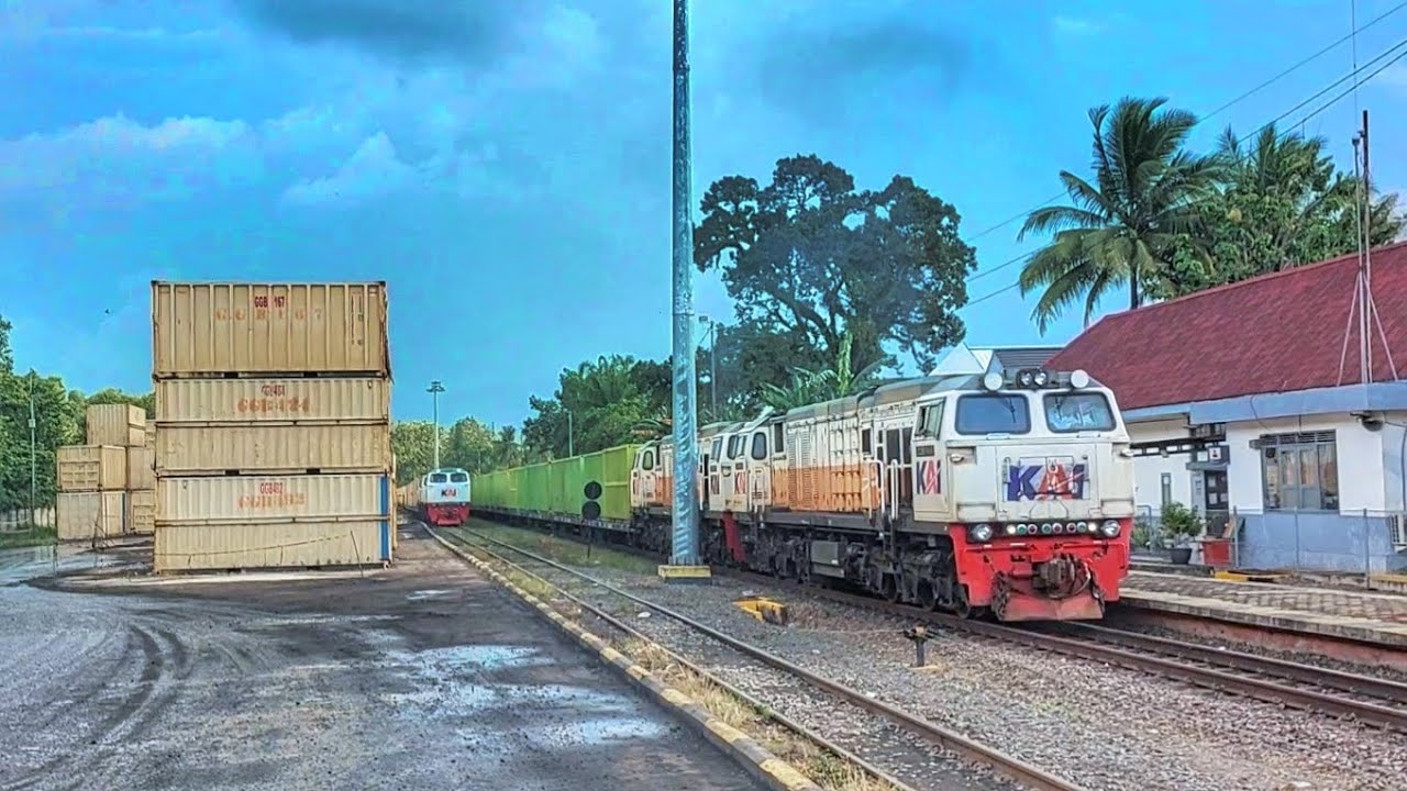 KERETA BATUBARA MENGANTRI DI STASIUN INI #train #babaranjang #lokomotif ...