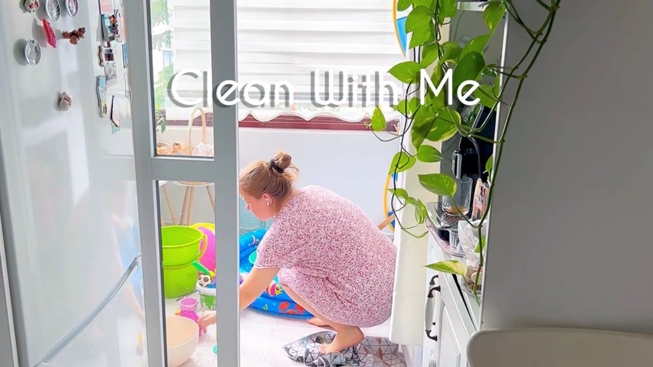 {Bathroom and Balcony Intense Cleaning} Clean with me with no talking ...