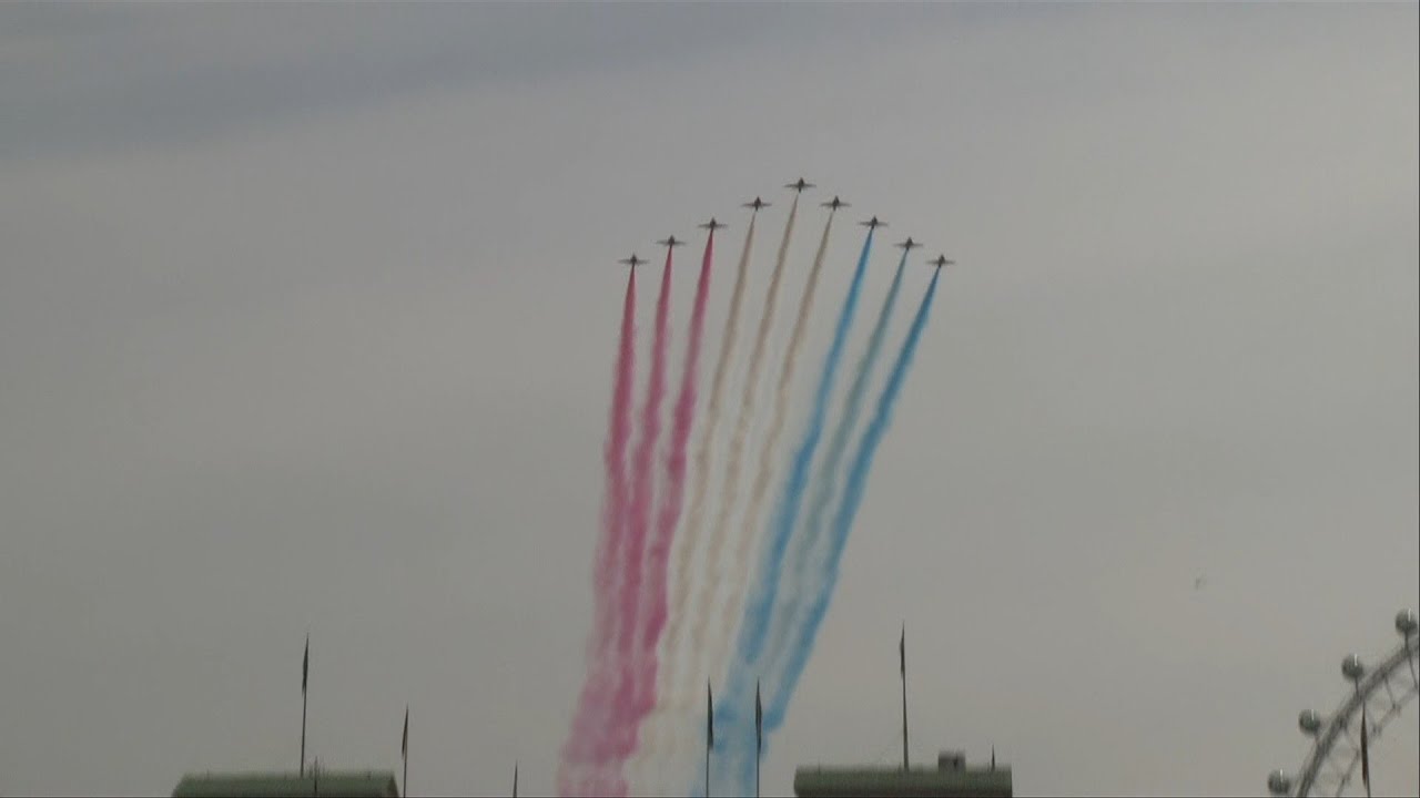 Red Arrows flypast to mark VE Day in London | AFP - YouTube