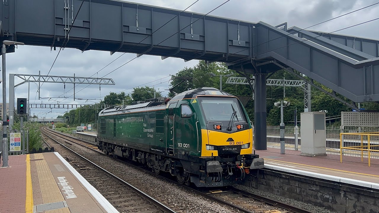 Electric loco on the Great Western! 93001 passes Ealing Broadway - YouTube