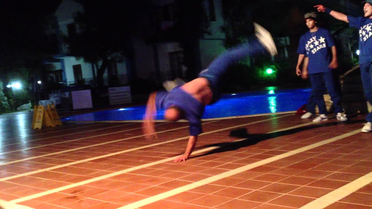 Turkish Break Dancers Yel Hotel - YouTube