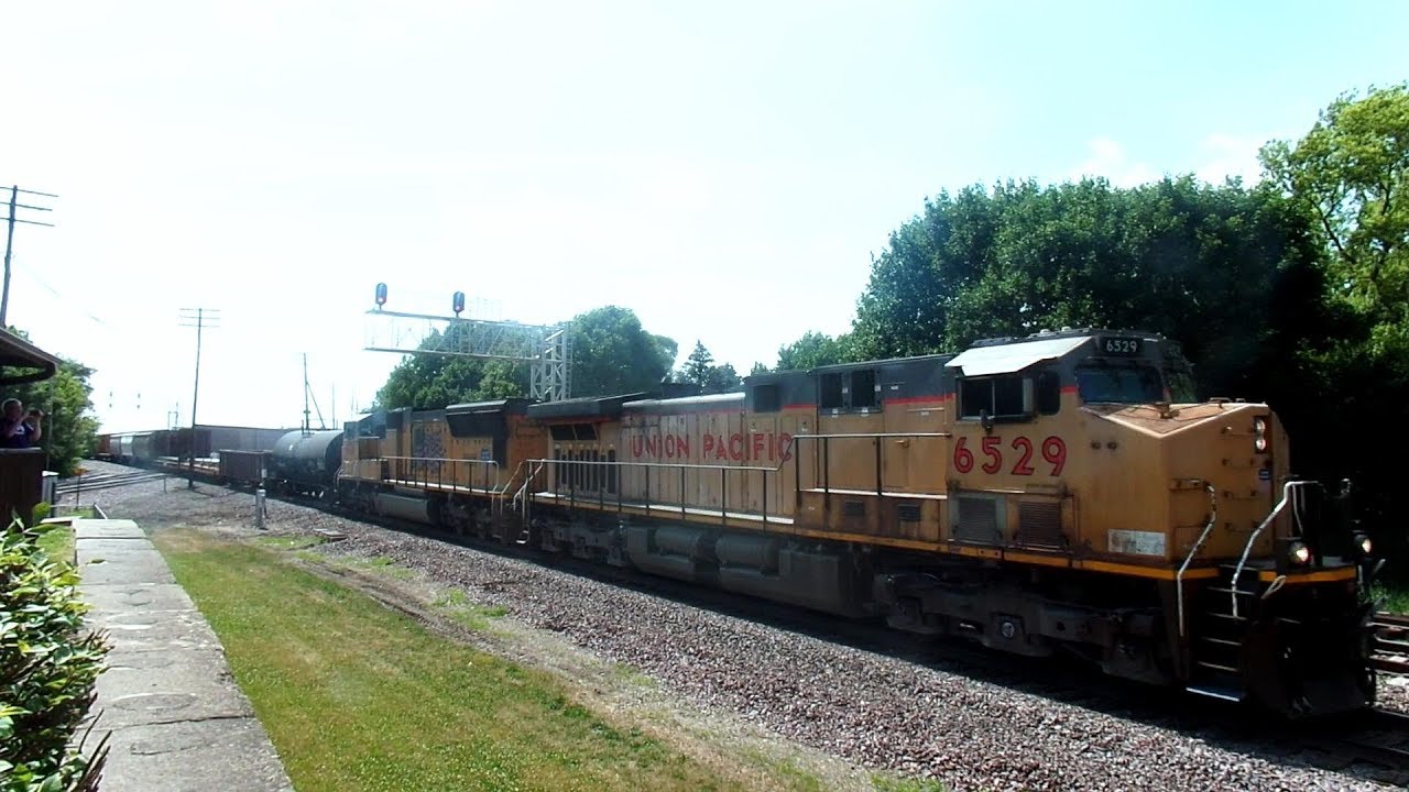Union Pacific Mixed Freight Train Rochelle Illinois - YouTube