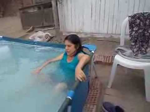 LA NENA EN LA PISCINA