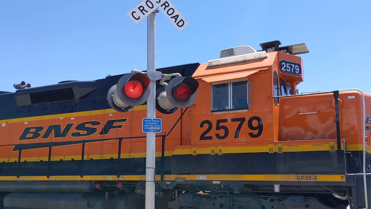 3rd Street railroad crossing, BNSF 2688, 2939, and 2579 Light Power, Sioux City, IA - YouTube