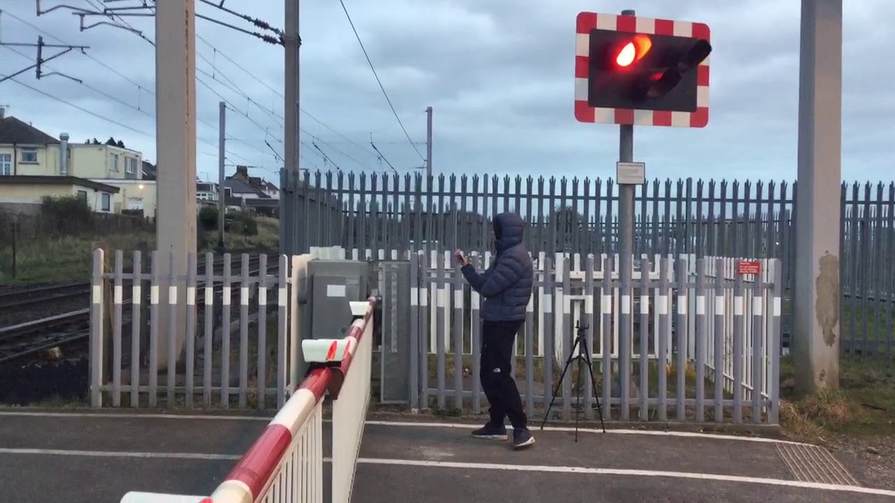Hest Bank Level Crossing (Lancs) Saturday 31.03.2018 - YouTube