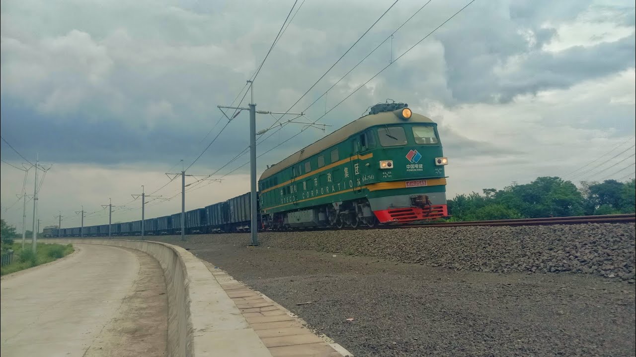 Kereta Api Dongfeng Mengangkut Batu Ballast Kosongan Di KCIC. - YouTube