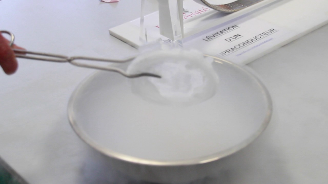 Supraconductivité : l'expérience du glaçon avec de l'azote liquide ...