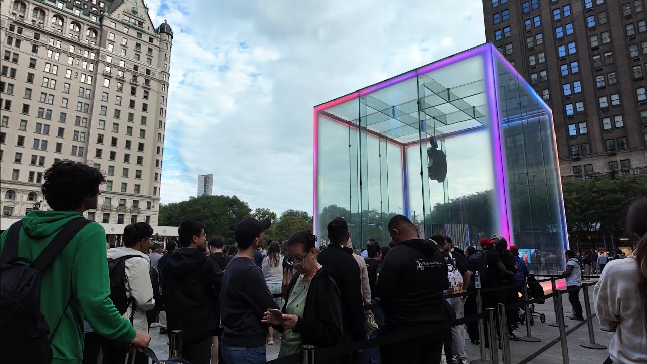 iPhone 16 & IPhone 16 pro Max launch Day at Apple 5th Ave Store New ...