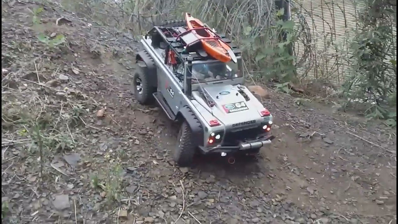 Axial SCX10 - Land Rover Defender D90 - Tackling a Sandy Hill👌🏽😎👊🏽 ...