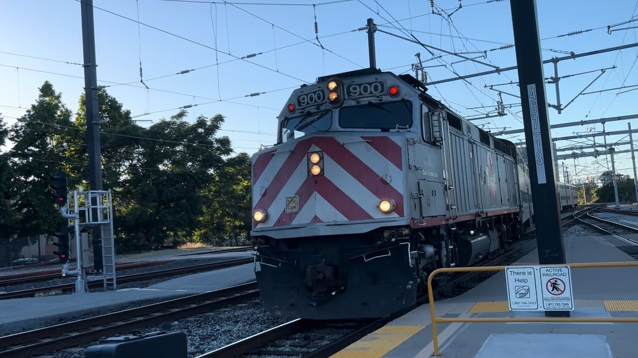 Caltrain Gallery Set in Baby Bullet Svc 712 w/ F40PH-2CAT 900 Arriving ...