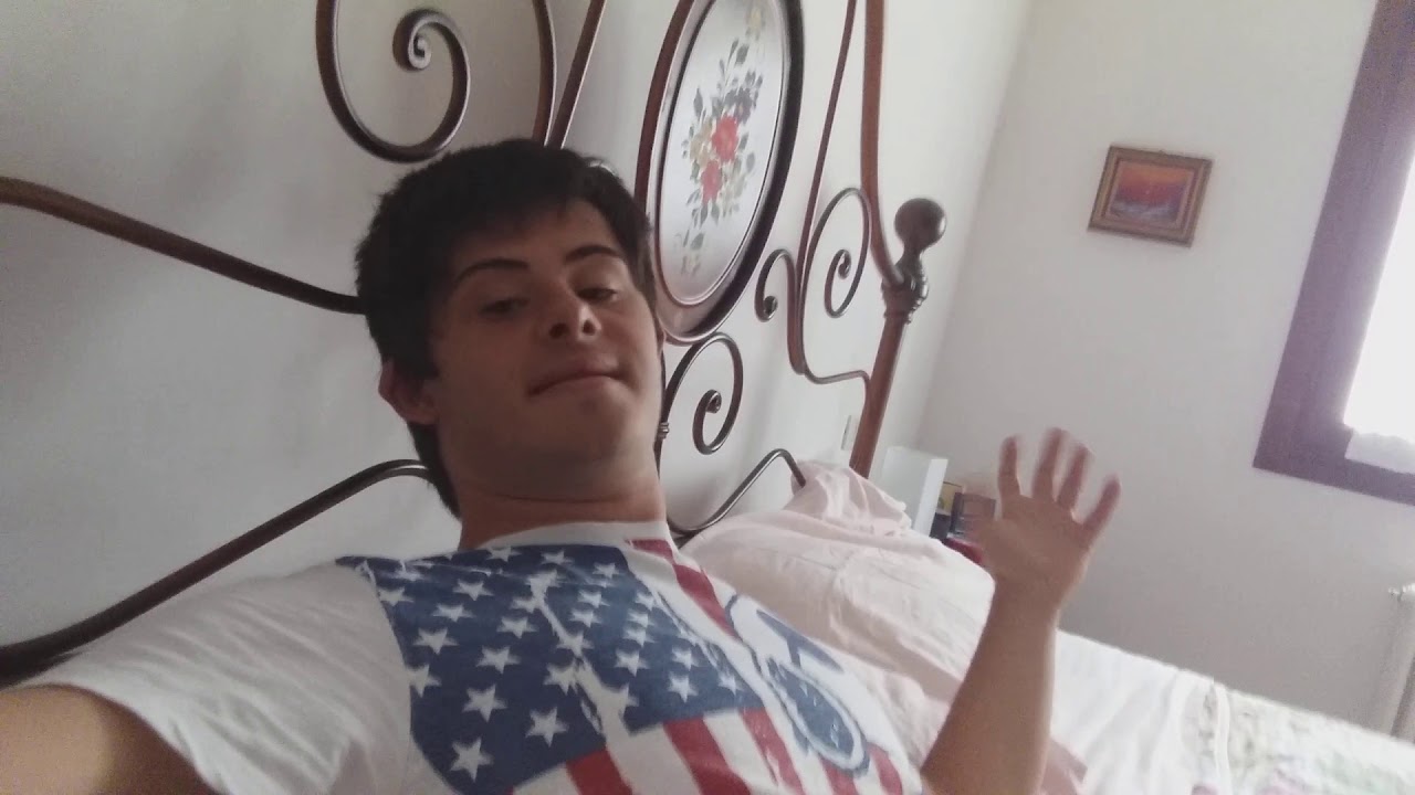 Luca bruni guarda la tv - YouTube