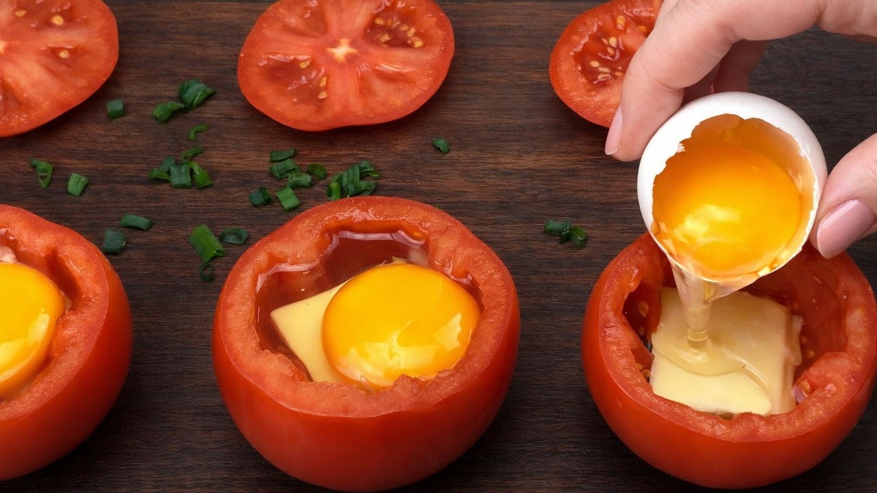 Ich lege einfach ein Ei in eine Tomate – und es wird ein perfektes ...