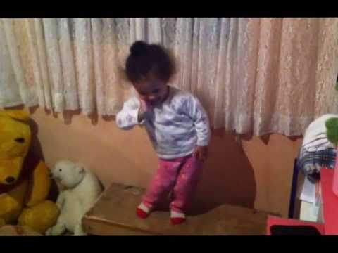 criança dançando funk
