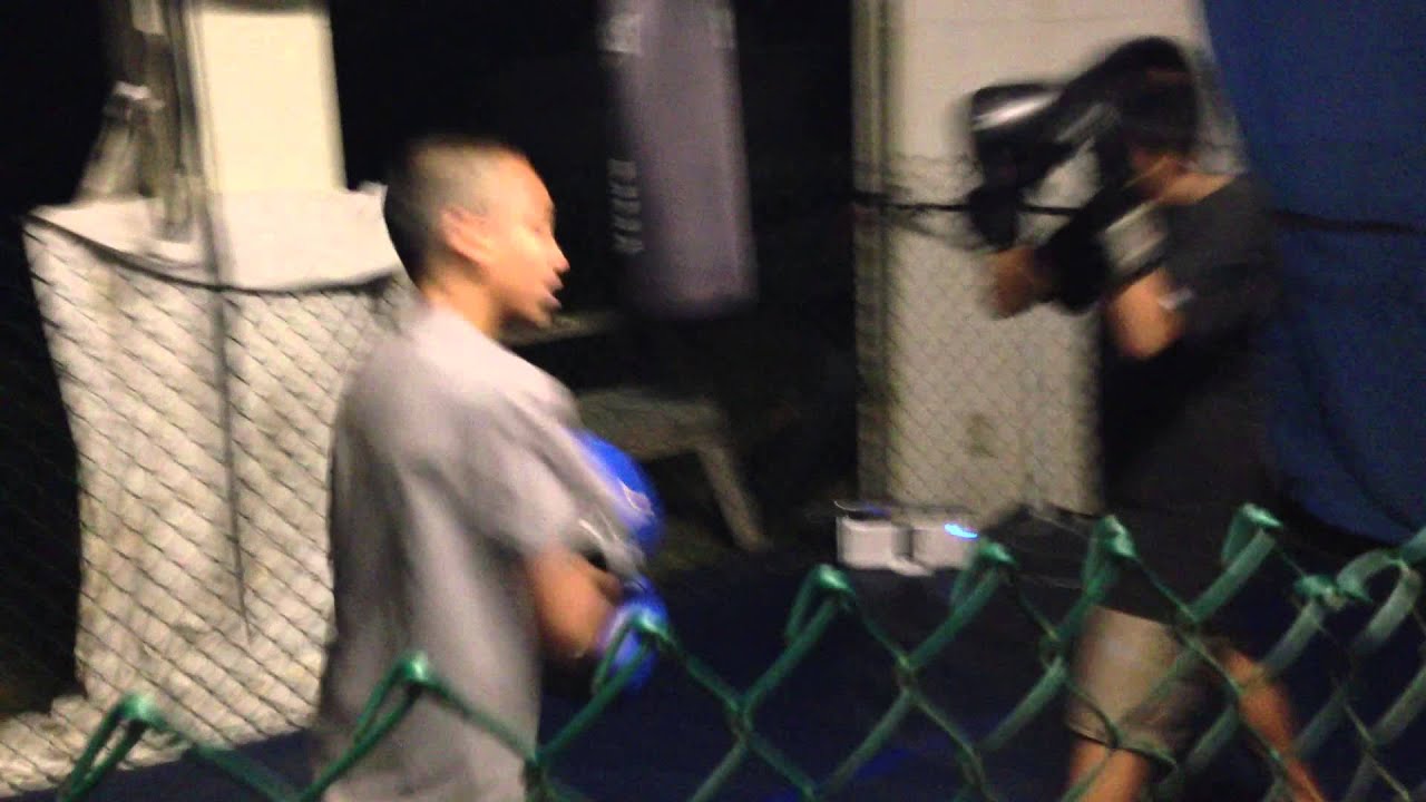 Akela vs Bj - YouTube