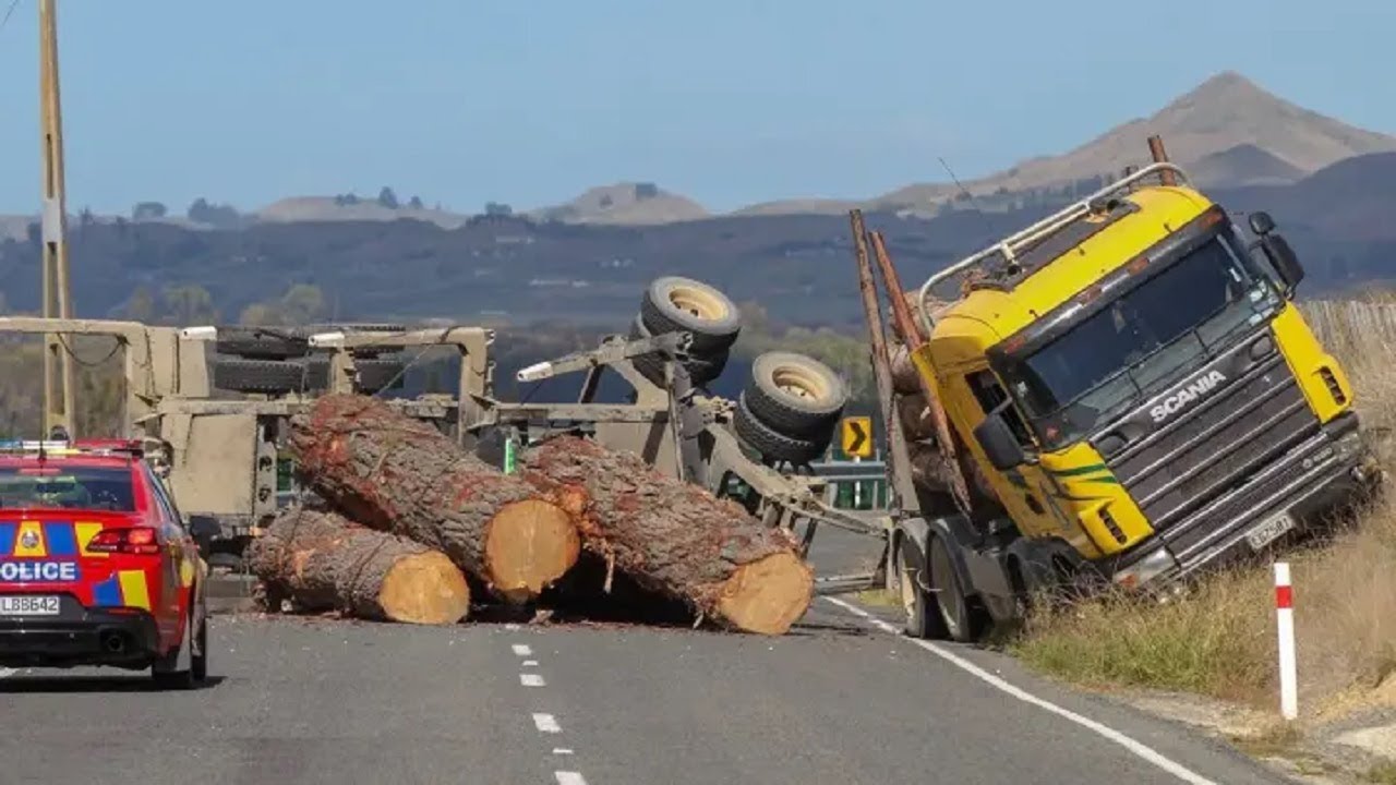10 TOTAL IDIOTS AT WORK! Dangerous Fastest Truck & Heavy Machines ...