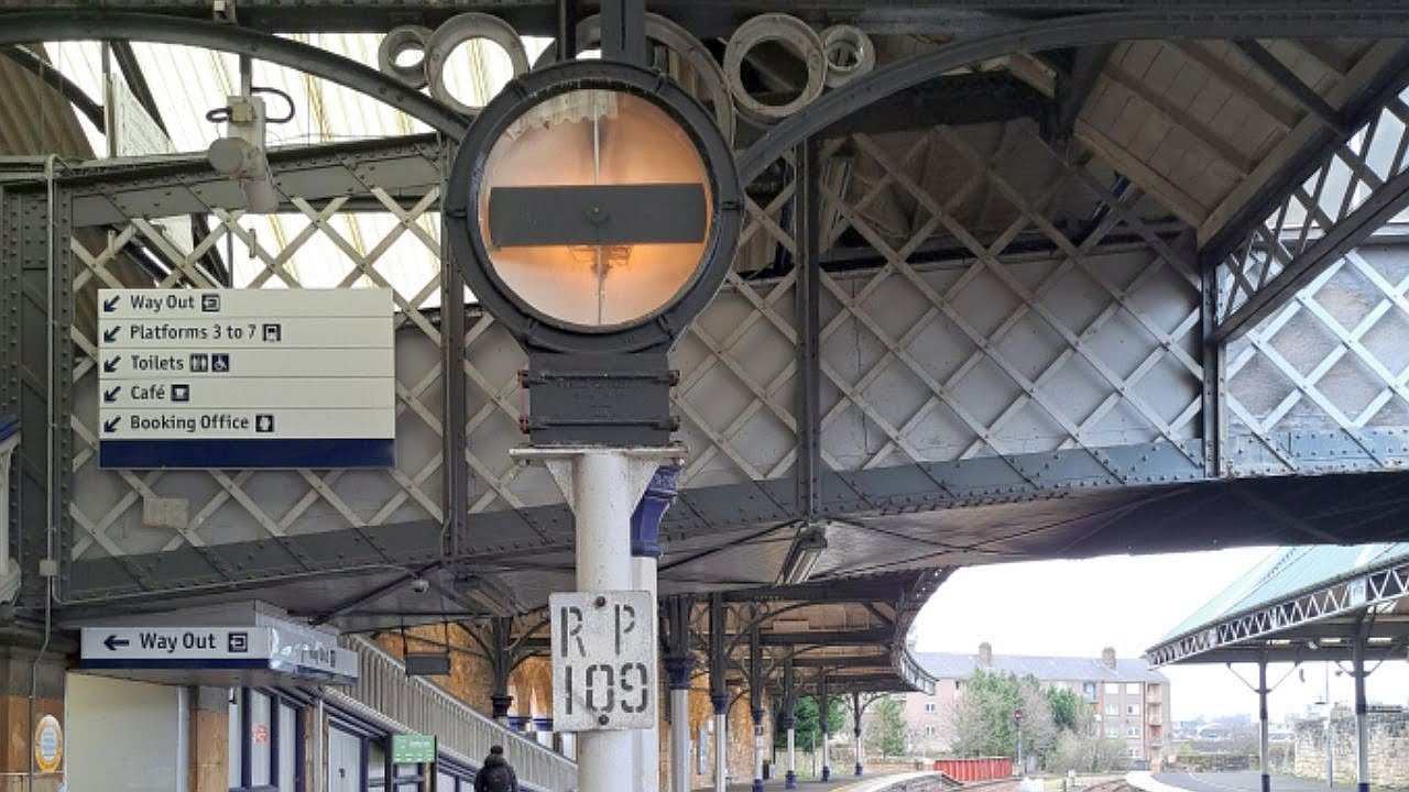 UK: A mechanical banner-repeater signal in use at Perth station ...