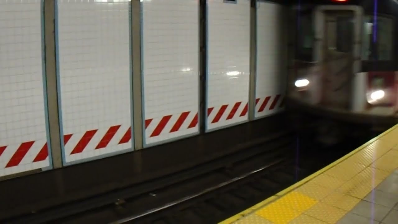 IRT Eastern Parkway Line (2),and (4) Train action at Grand Army Plaza ...