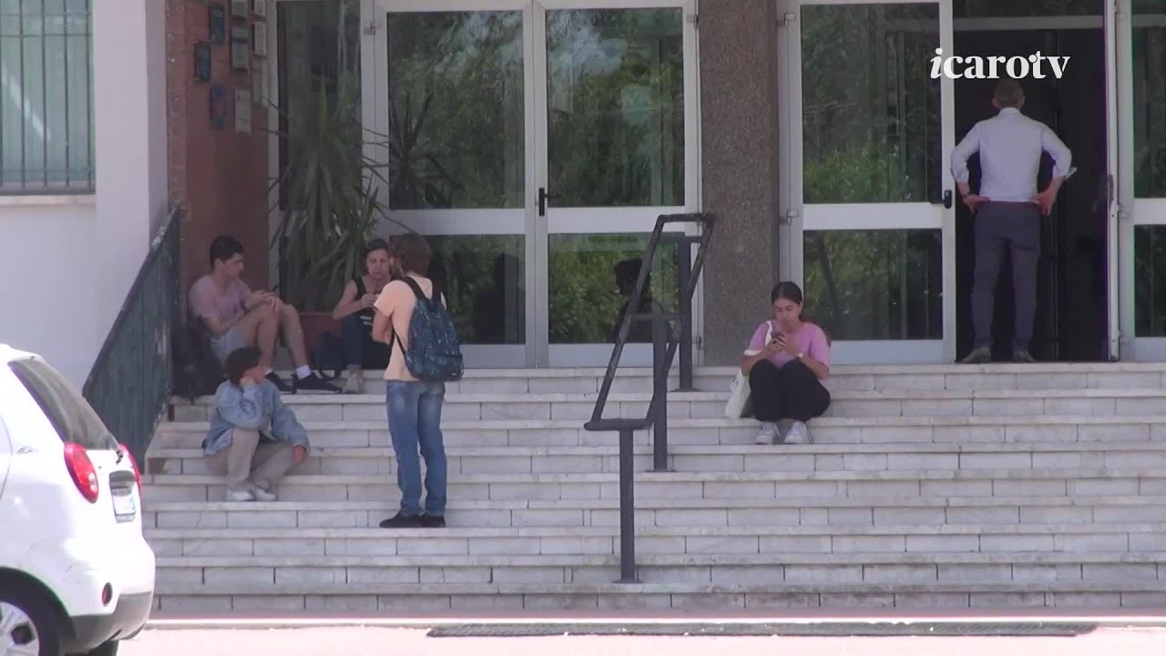 Maturità, nella prova di italiano in molti scelgono Whatsapp e attesa ...