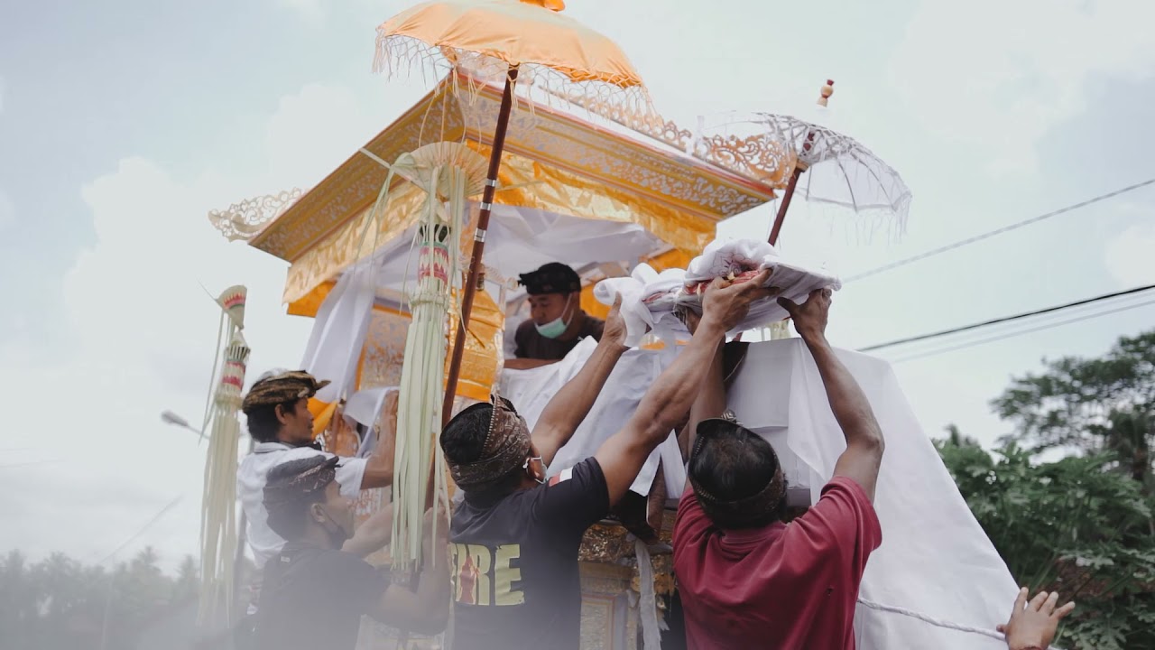 Upacara Pitra Yadnya " Adi Murti" - YouTube