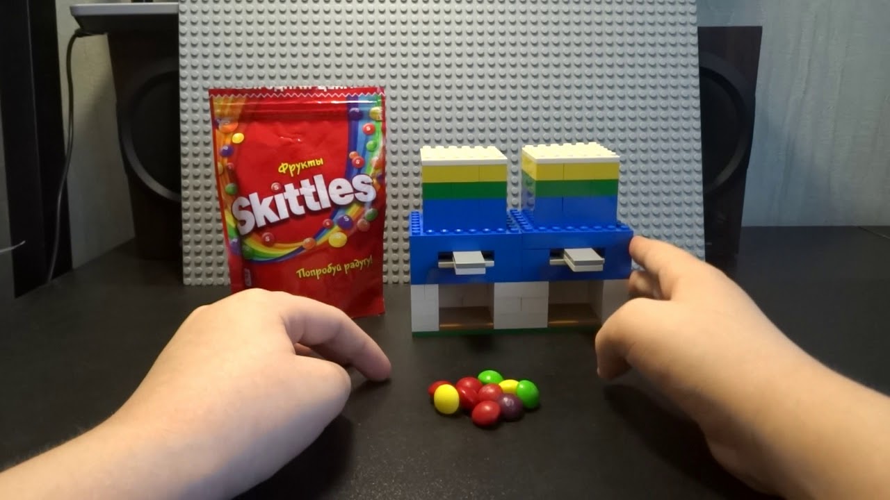 Двойной диспенсер Skittles из LEGO - YouTube