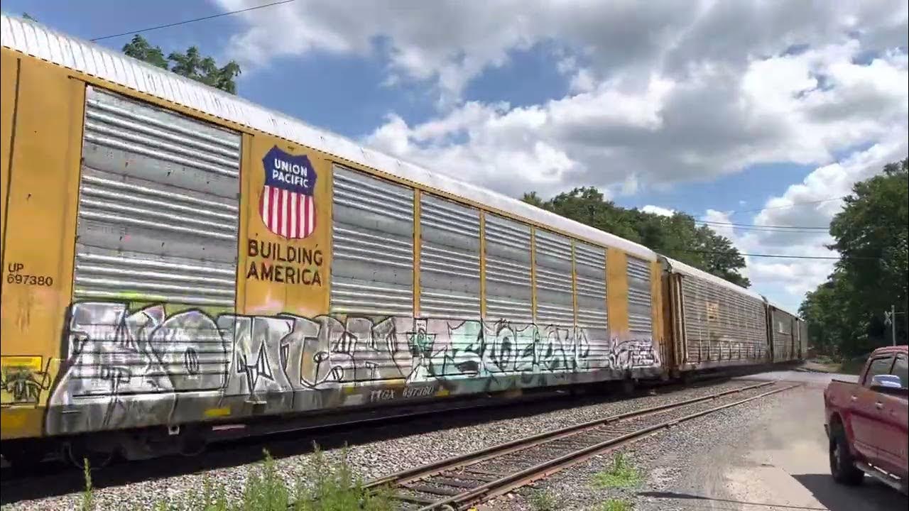 NS 11N rolling through MP.26 with NS 3635 ET44AC leading & a UP SD70M ...